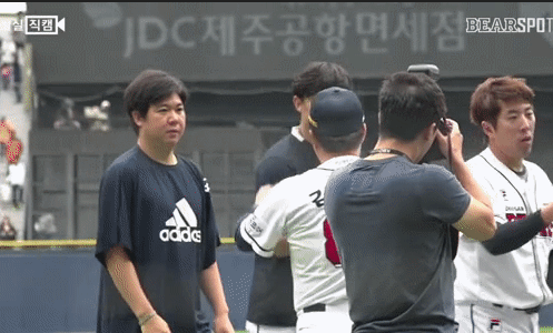 블라인드 | 블라블라: KBO 두산 김태형 감독 손찌검.gif