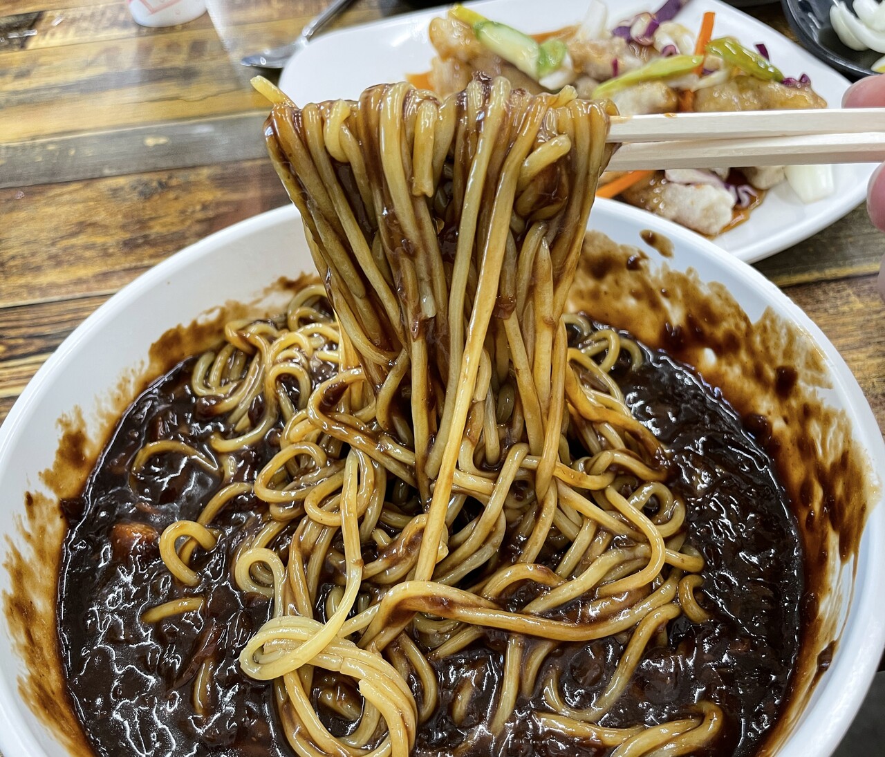 블라인드 | 블라블라: 짜장면은 솔직히 비볐을 때 비주얼만 보면 맛 가늠이 감.