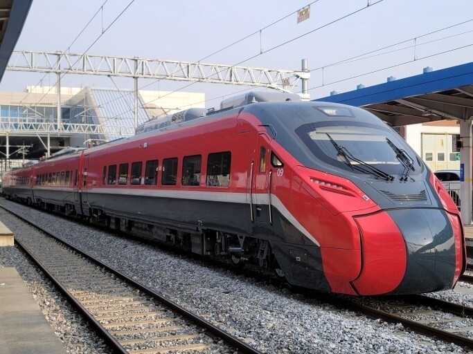 블라인드 | 블라블라: EMU-150 열차 이름 ITX-상상?