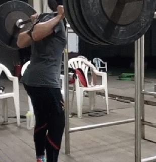 블라인드 | 블라블라: 몸무게 45kg에 스쾃 185kg 데드리프트 180kg 치는 여자.gif