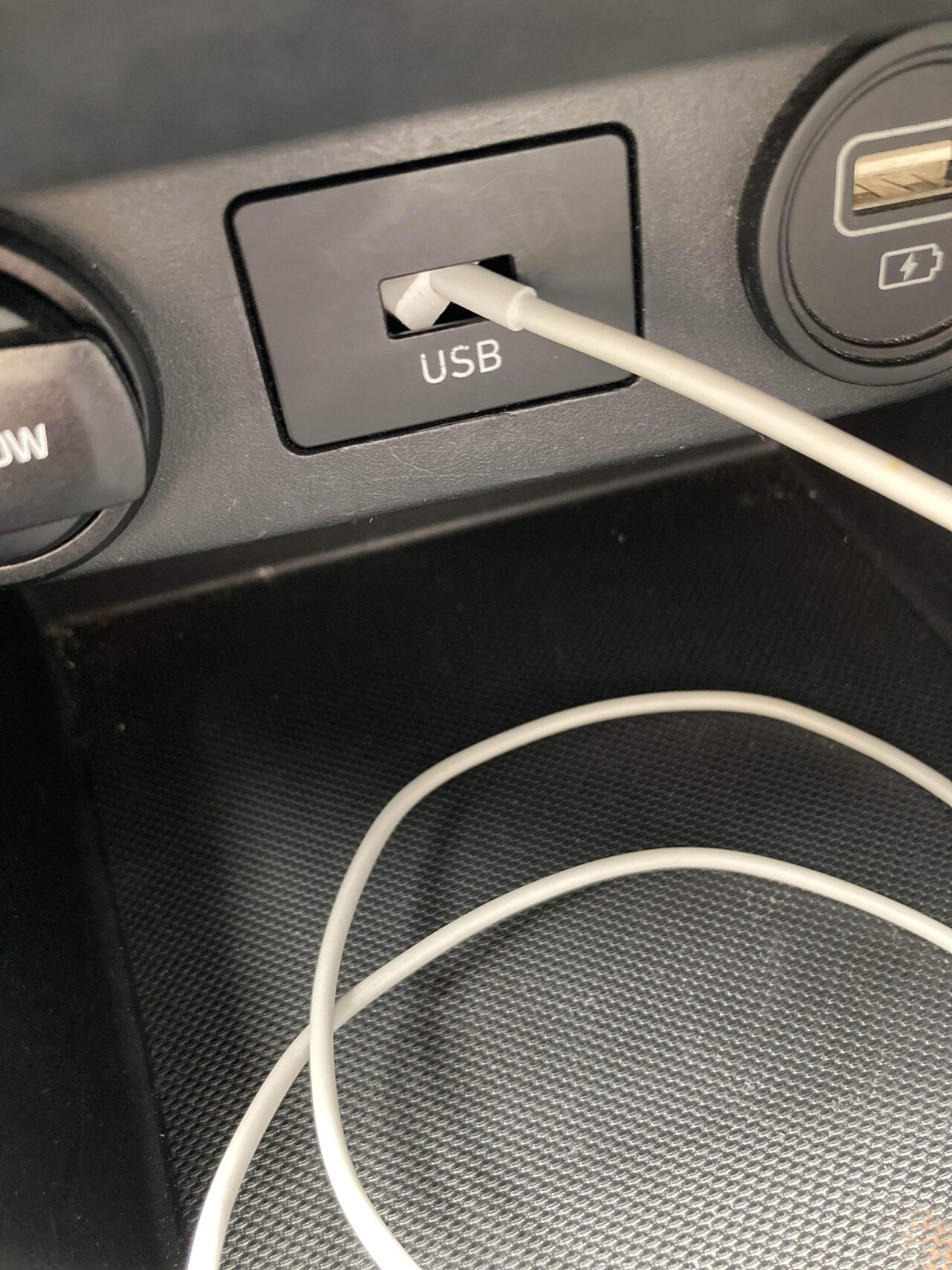 블라인드 | 자동차: 아반떼cn7 usb단자가 쏙 들어갔어요...