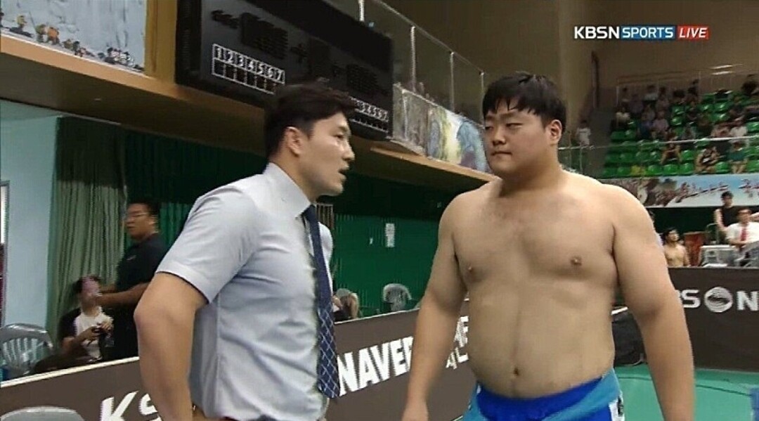 블라인드 | 유우머: 197cm 140kg 4학년 씨름선수