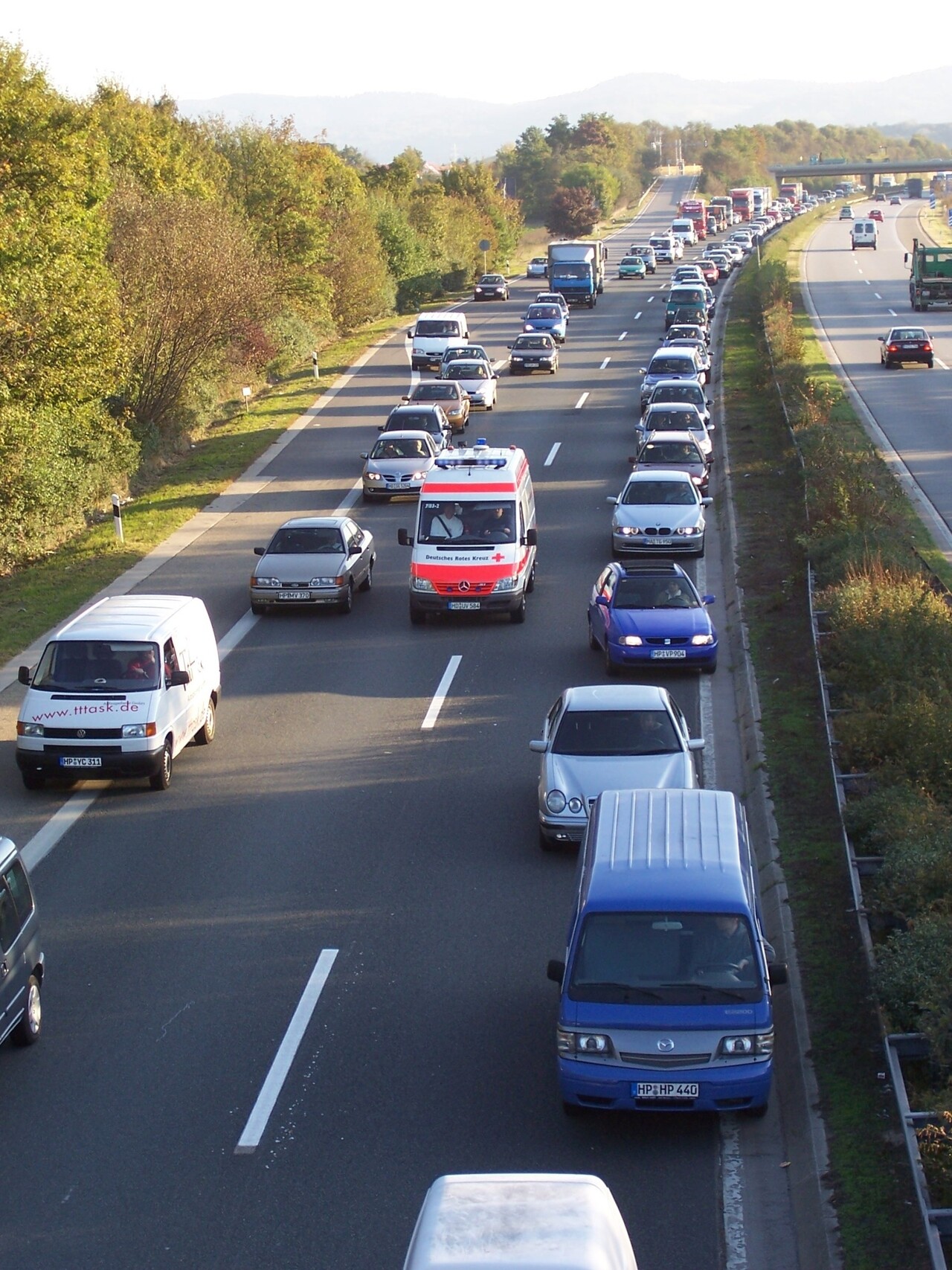 Why Americans can't form an emergency corridor on road? - Blind