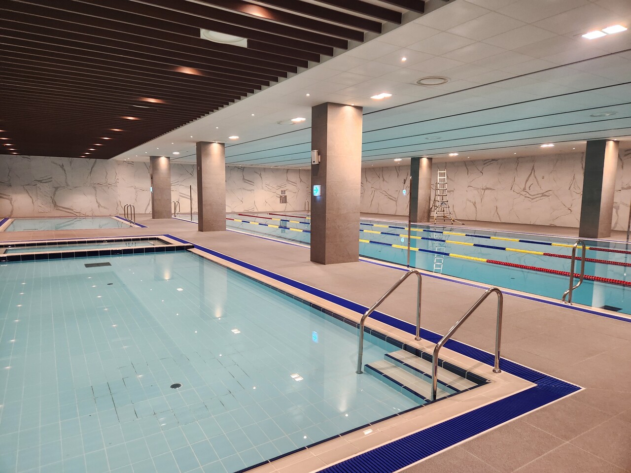 블라인드 | 부동산: 아파트 수영장